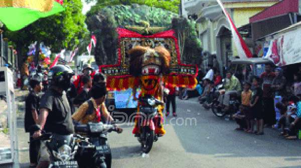 Gile...pemain reog ponorogo beraksi sambil naik motor - setia1heri.com