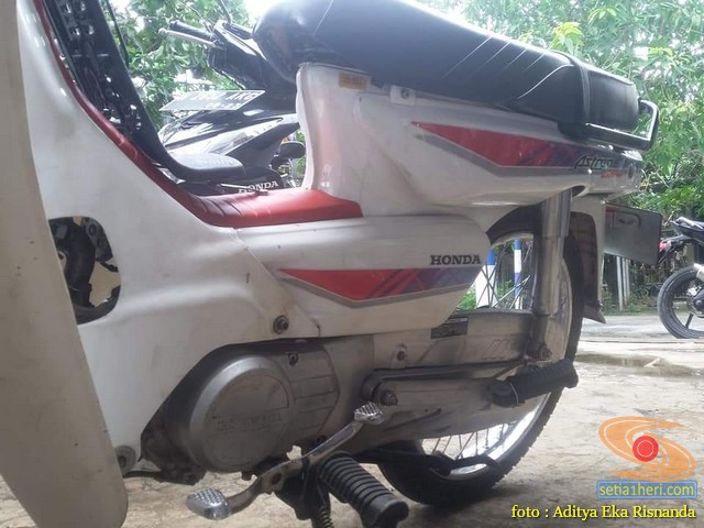 Penampakan motor jadul Honda Astrea Grand warna putih mulus alias bulus ...