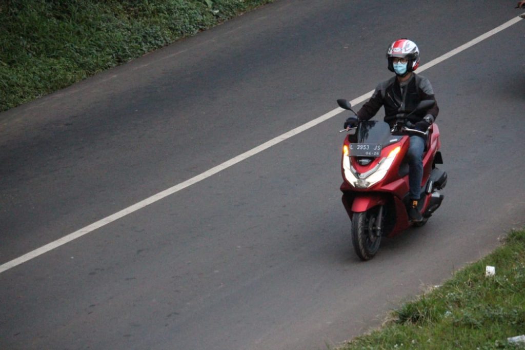 Teknik berkendara di jalan turunan dan berkelok seperti Jalur Cangar ...