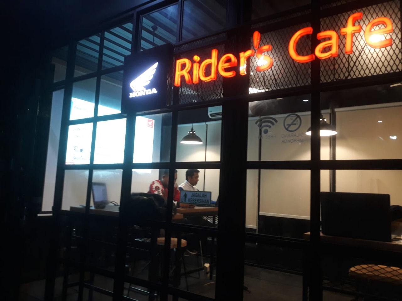 Kopdar Hybrid Komunitas Honda PCX Jatim di MPM Riders Café Surabaya ...