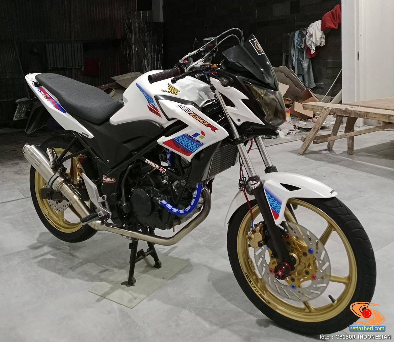 Kumpulan gambar modif honda CB150R warna putih dana pelajar atau ...
