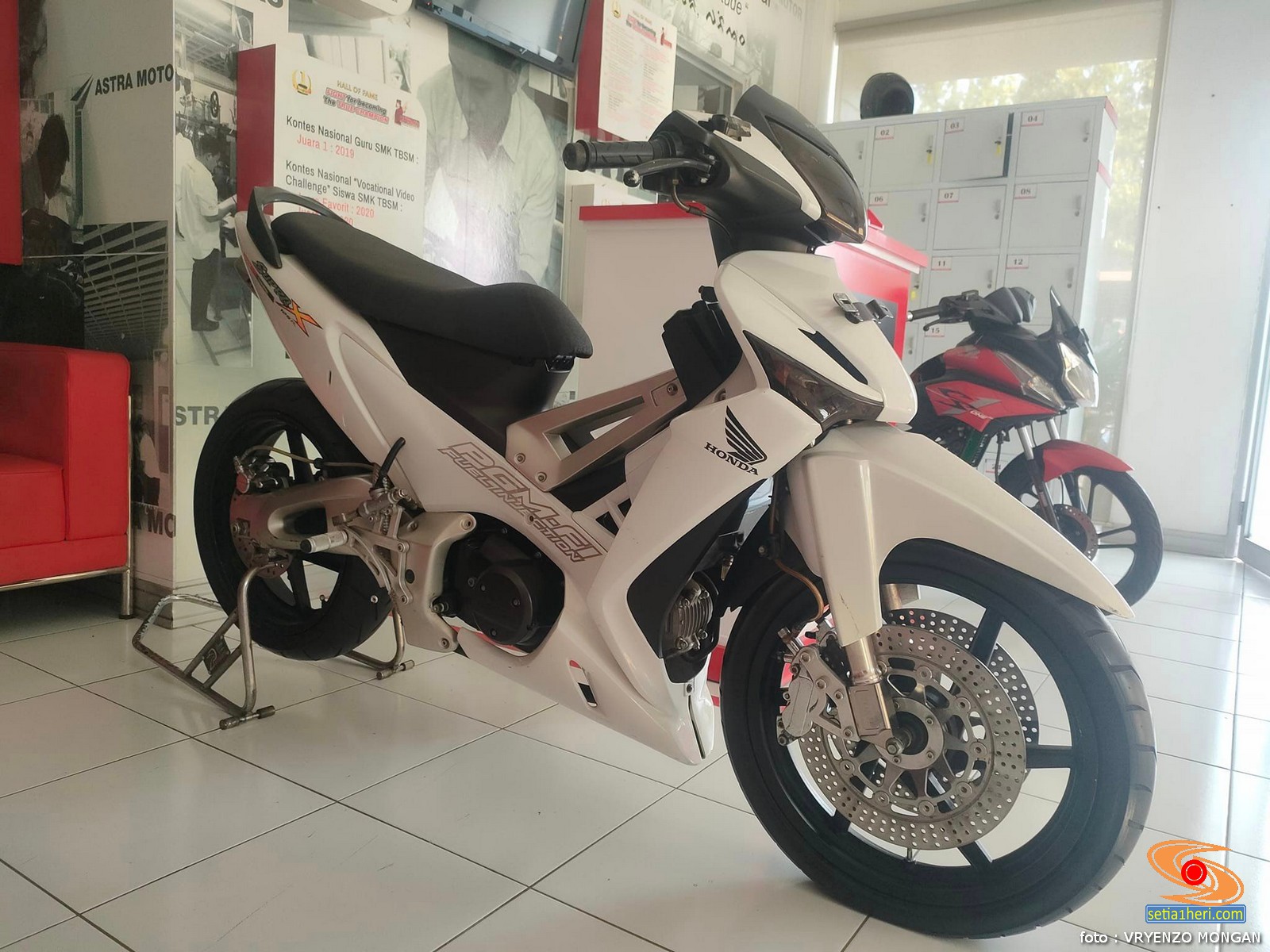 Modif Honda Supra X 125 warna putih pakai limbah moge dan double cakram ...