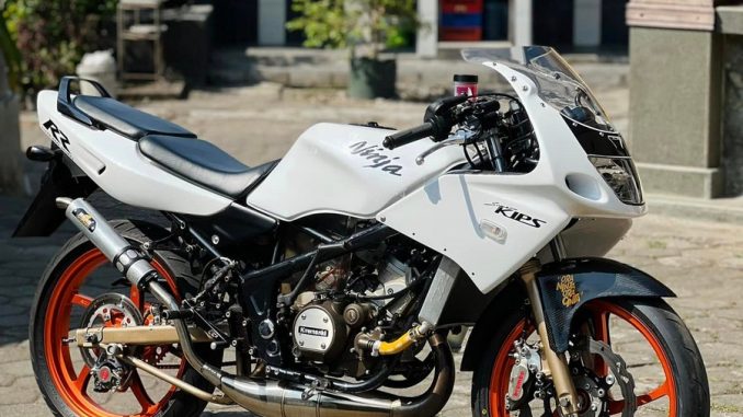 Penampakan restorasi Kawasaki Ninja RR old tahun 2008 warna putih ...