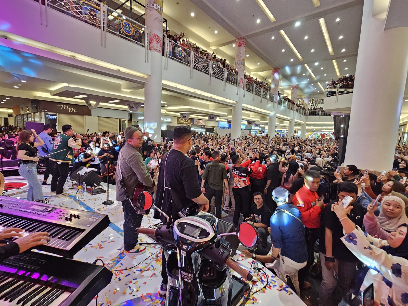 Ribuan Masyarakat meriahkan Launching New Honda Stylo 160 di Royal ...