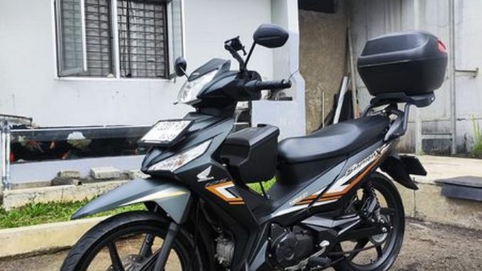 Modif minimalis dana pelajar Honda Supra X 125 pakai box belakang dan ...