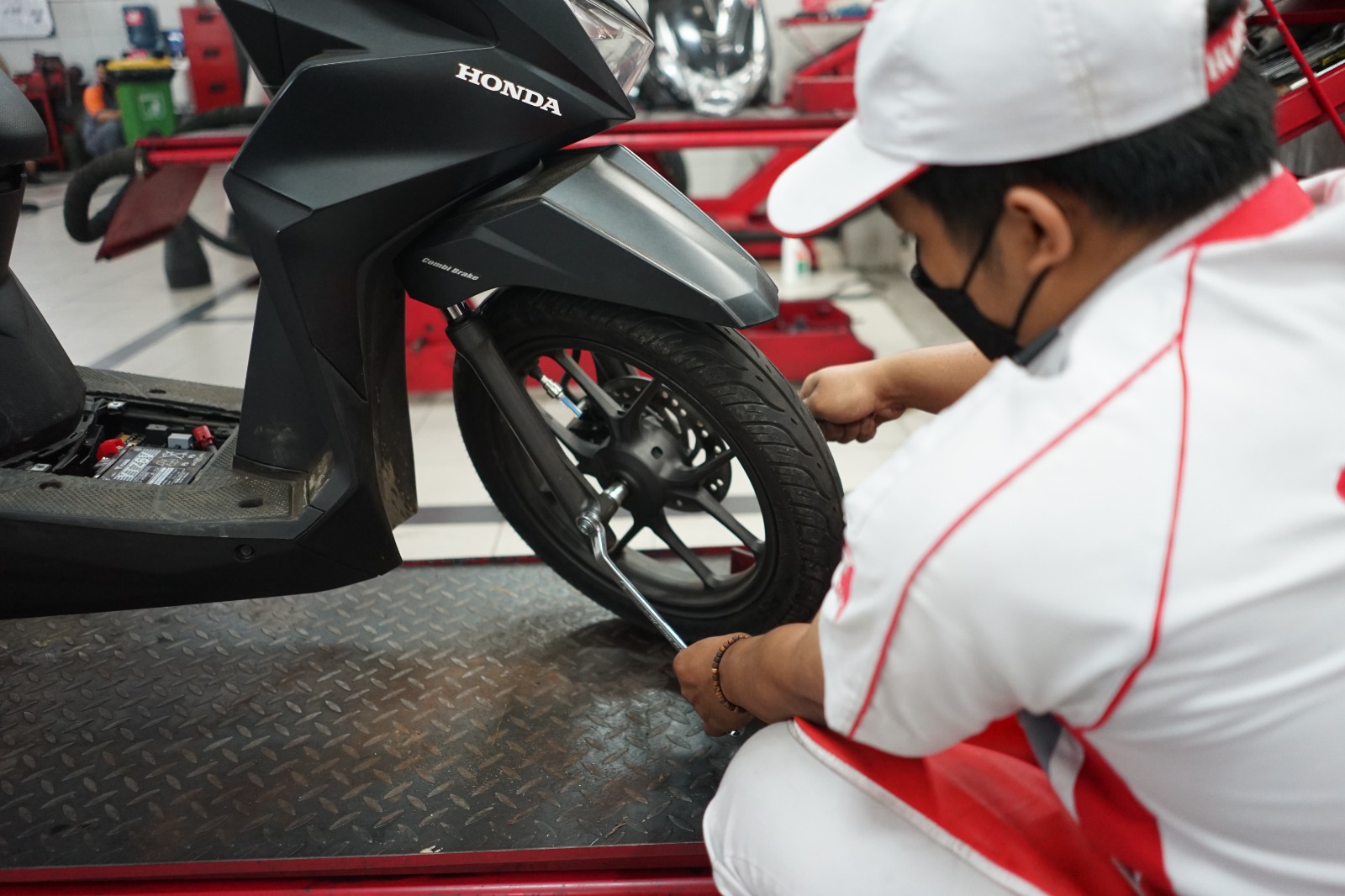 Musim Hujan Tiba, Yuk Cek Kondisi Ban di AHASS agar Motor Tetap Prima ...