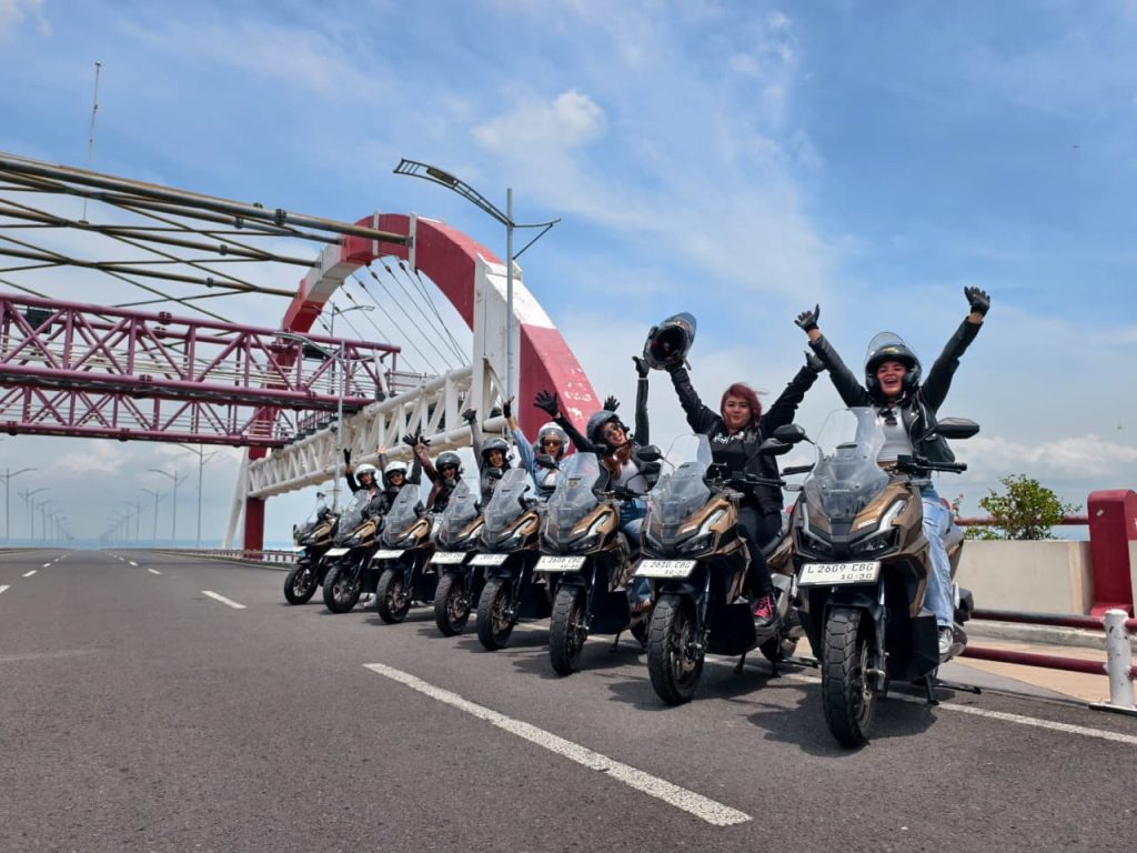 Women Ride New Honda ADV160: Lady Bikers Jelajahi Pesona Heritage Kota ...